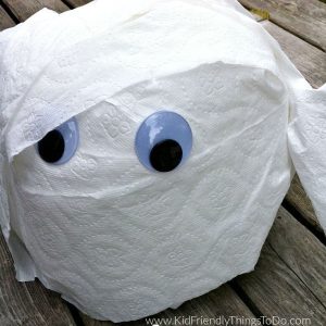 Marshmallow Ghosts on a String {Halloween Game to Play} | Kid Friendly ...