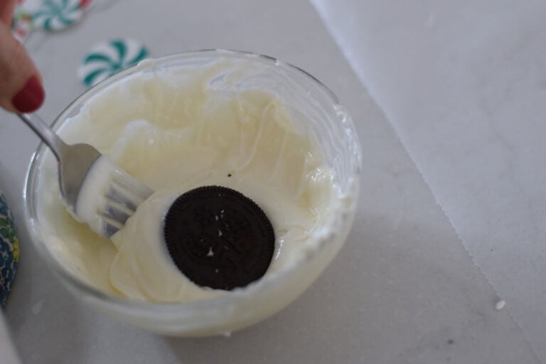 Oreo Snow Globes – Festive Christmas Treats - Kid Friendly Things to Do