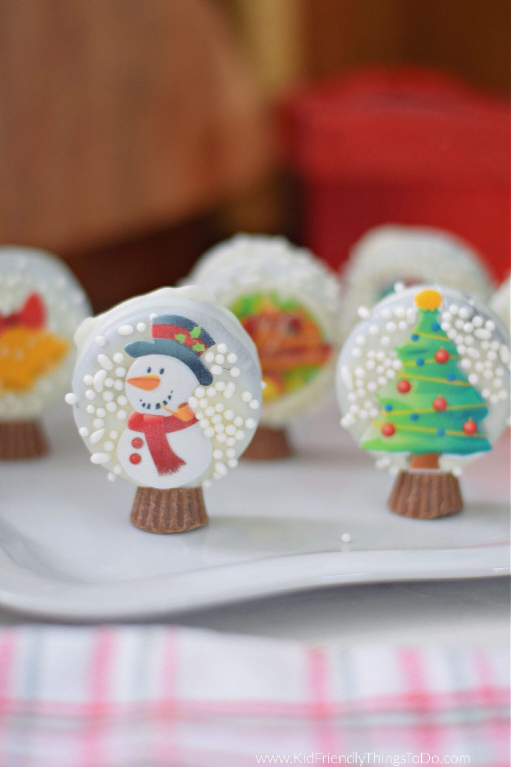 Oreo Snow Globes – Festive Christmas Treats - Kid Friendly Things to Do
